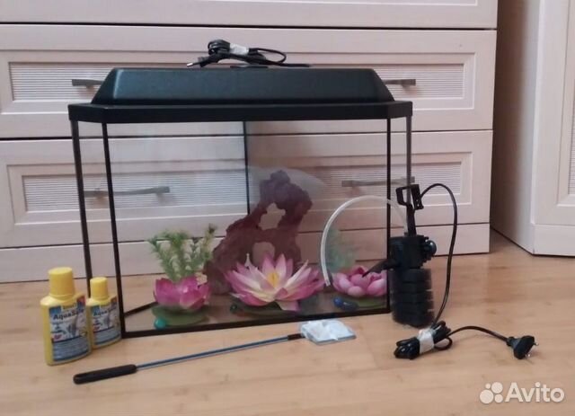 Аквариум угловой с подсветкой,декорациями